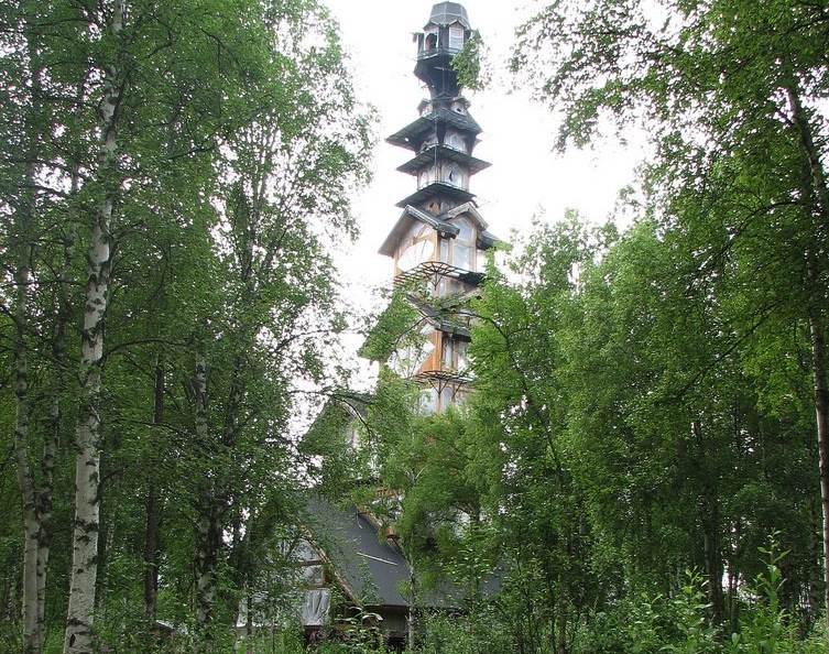 Alaskan man builds 12-storey 'Dr. Seuss tower' after forest fire ...