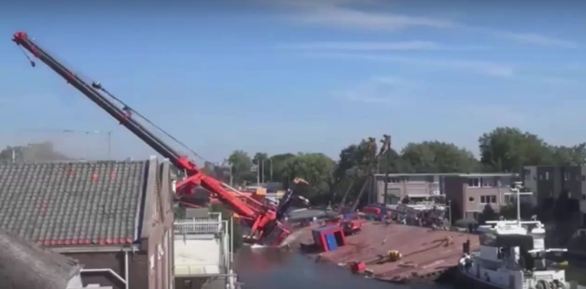 Two floating cranes collapse on houses in the Netherlands - Global ...
