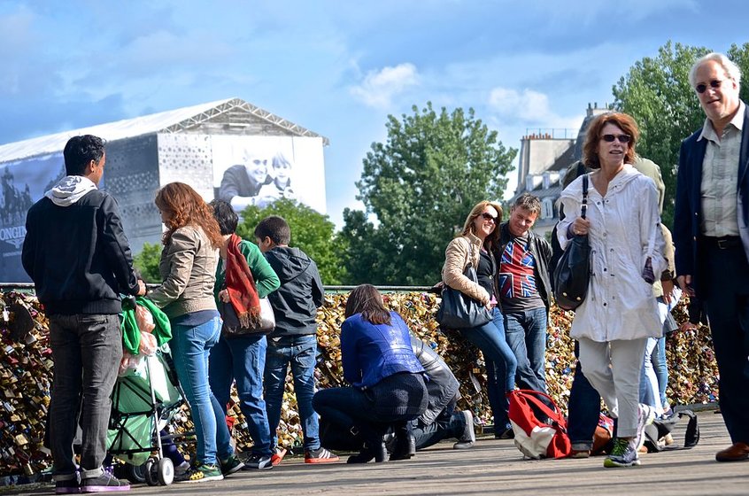 Trial separation: Paris removes "love locks" from bridge over fears of ...