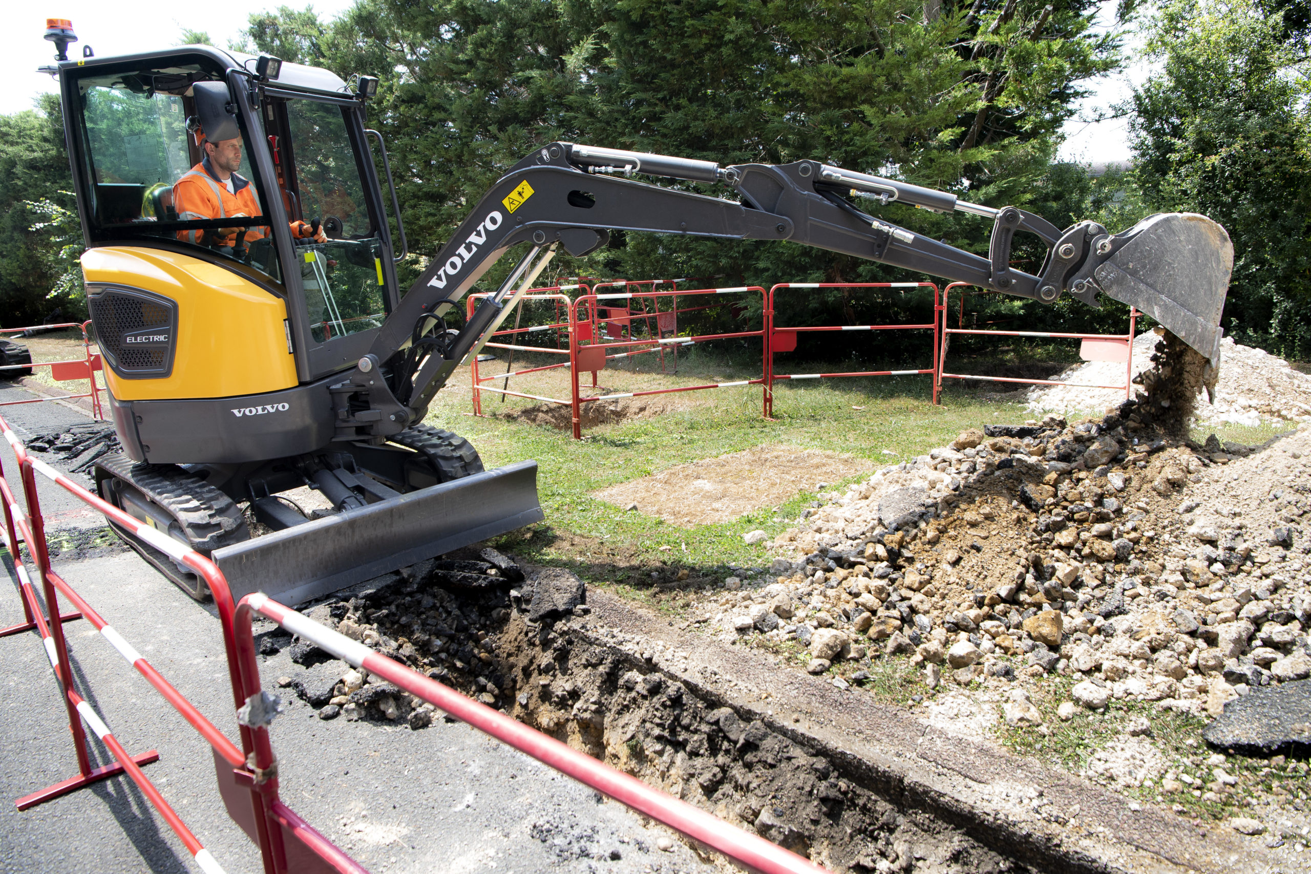 Colas showcases Volvo Construction Equipment's first electric digger ...