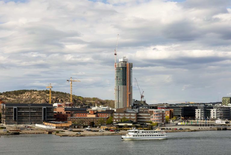 How “raking props” helped Scandinavia’s tallest building rise from clay ...