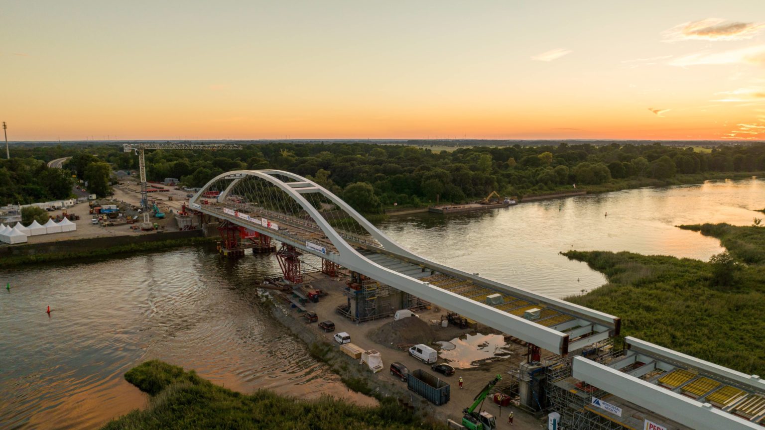 Mammoet slides rail bridge into place on the River Oder - Global ...